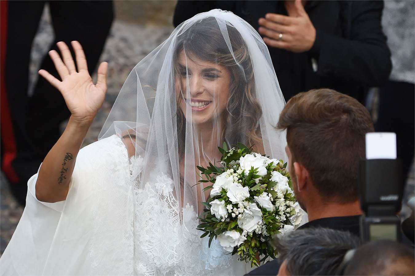 Elisabetta Canalis e Brian Perri dicono sì in un matrimonio romantico e tradizionale in Sardegna ...